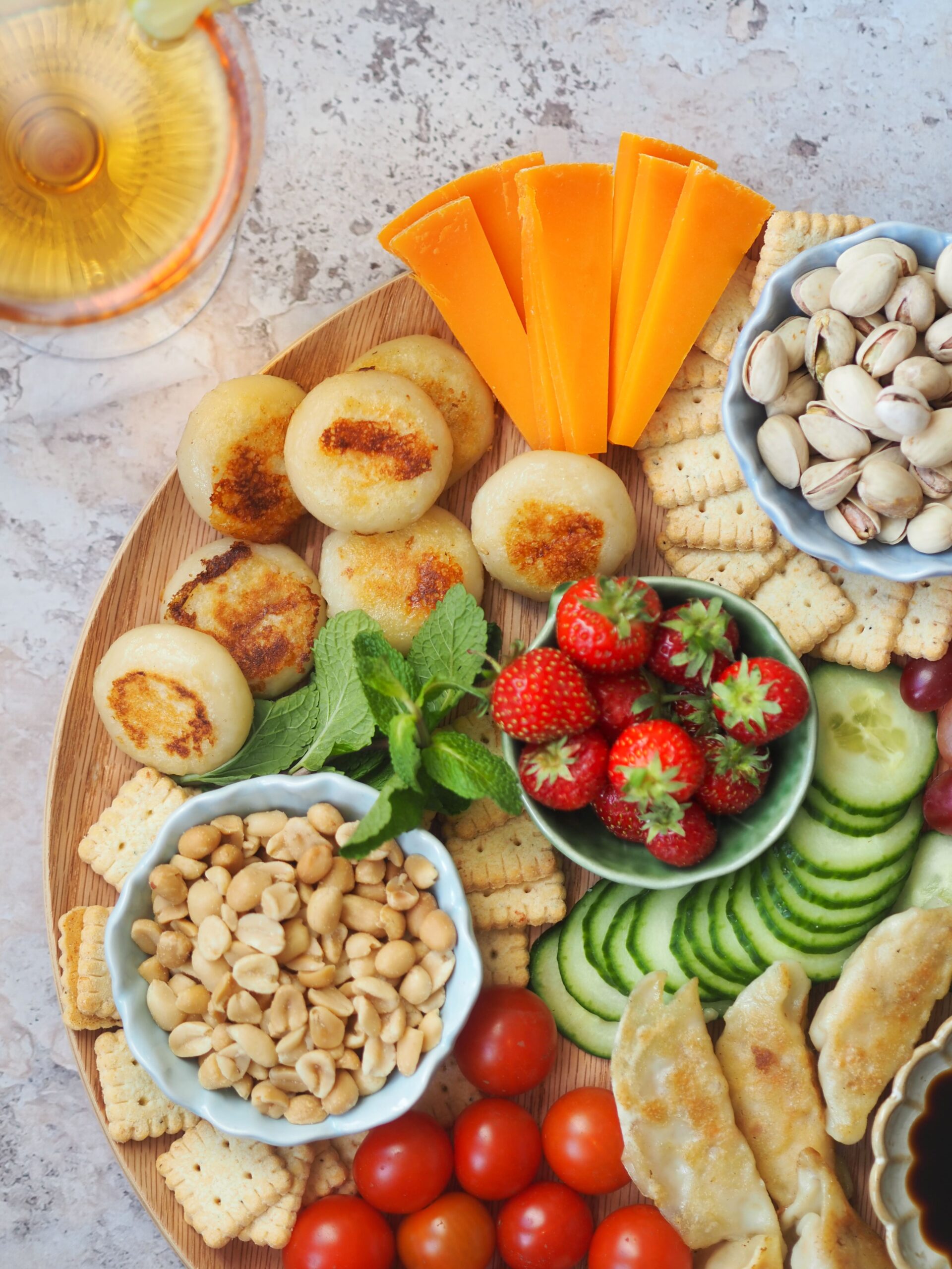 Planche apéritive avec Gyoza et Imo Mochi