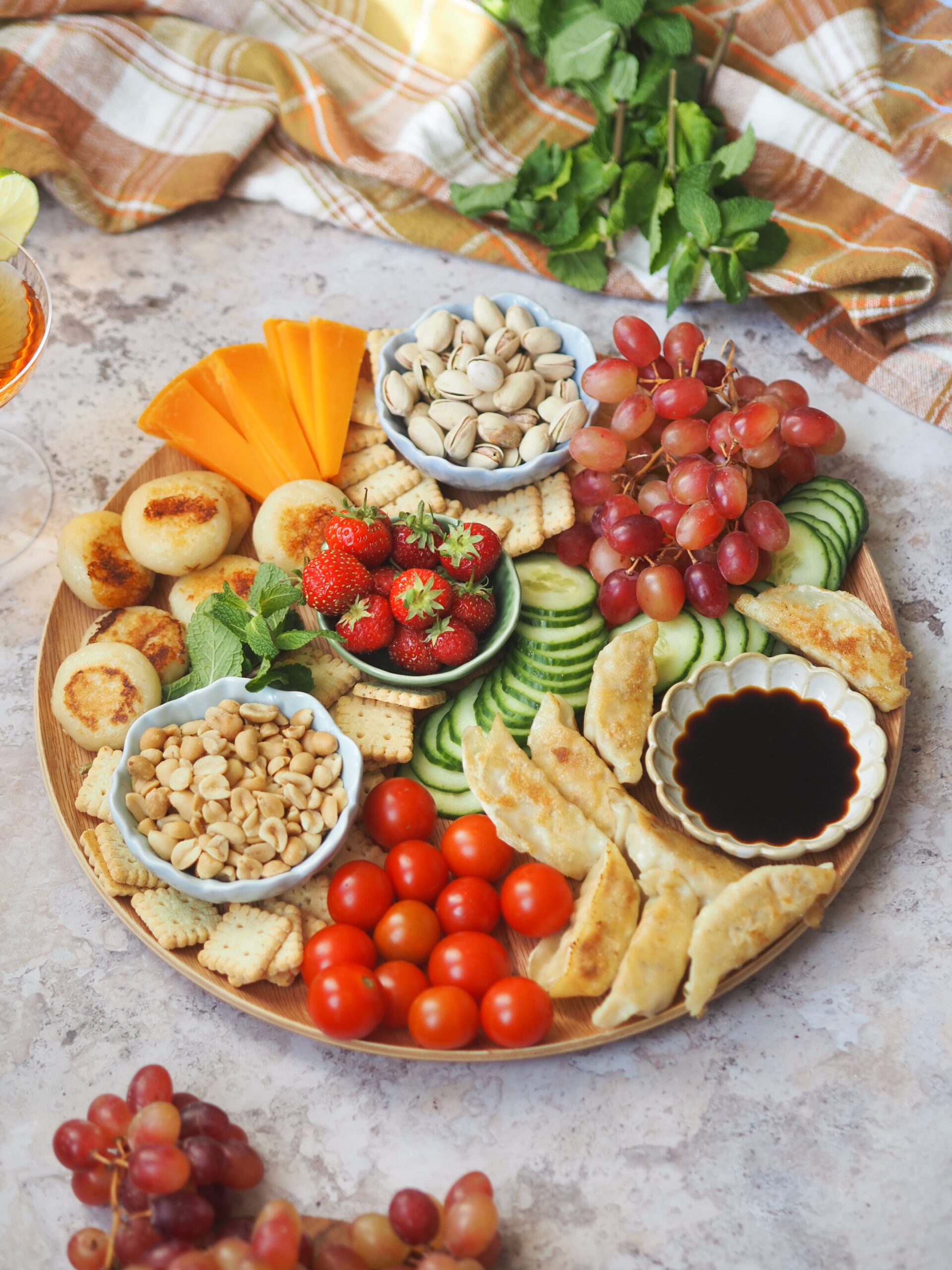 Planche apéritive avec Gyoza et Imo Mochi
